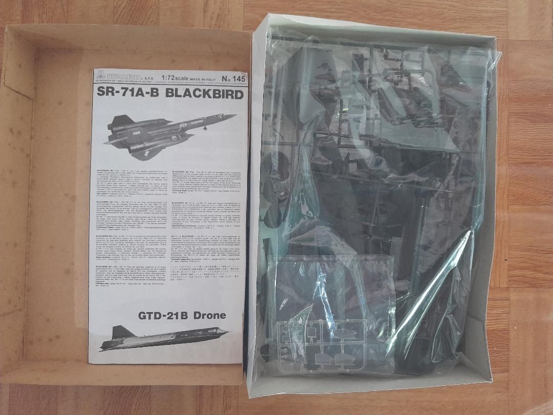 Model Kit: ITALERI 1/72 Scale SR-71 BLACKBIRD with DRONE, Hobbies & Toys, Toys & Games on Carousell