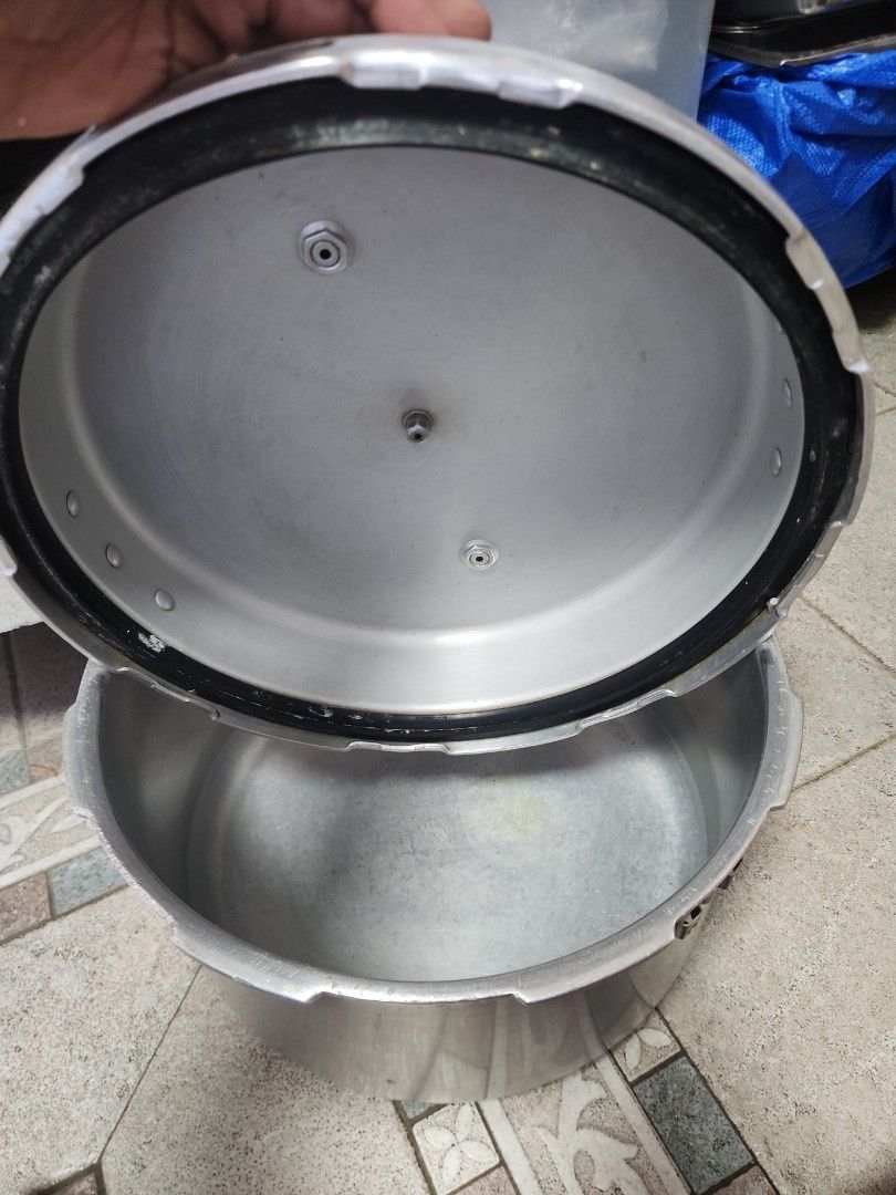 Pressure cooker heavy duty, TV & Home Appliances, Kitchen Appliances ...