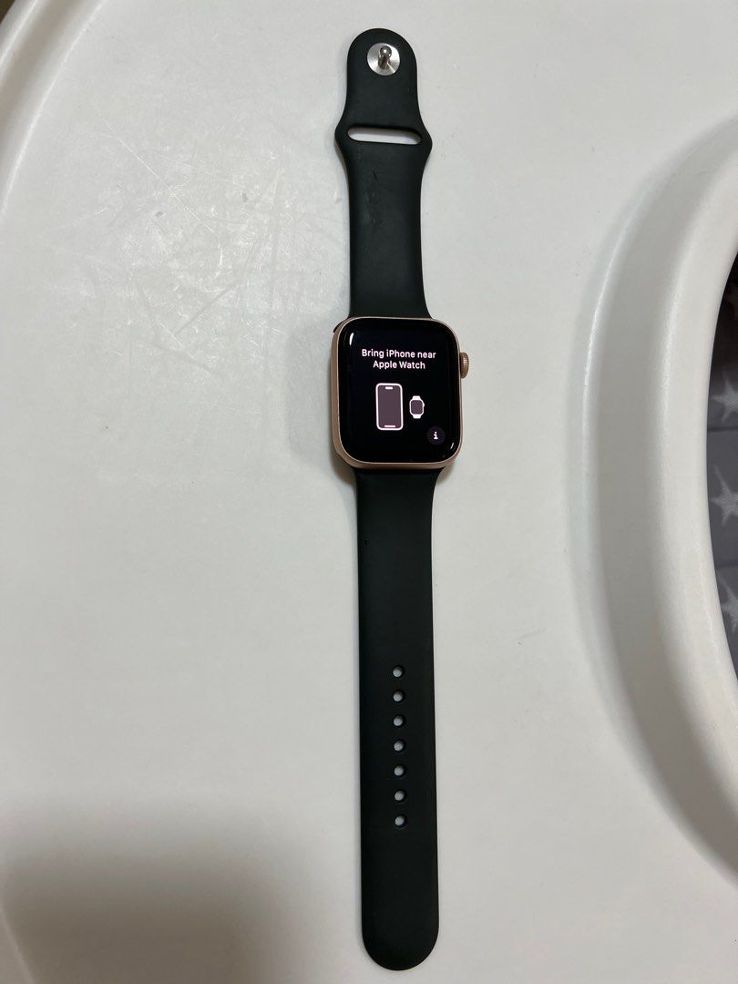 Apple Watch SE 44m Gold, Mobile Phones & Gadgets, Wearables & Smart Watches on Carousell