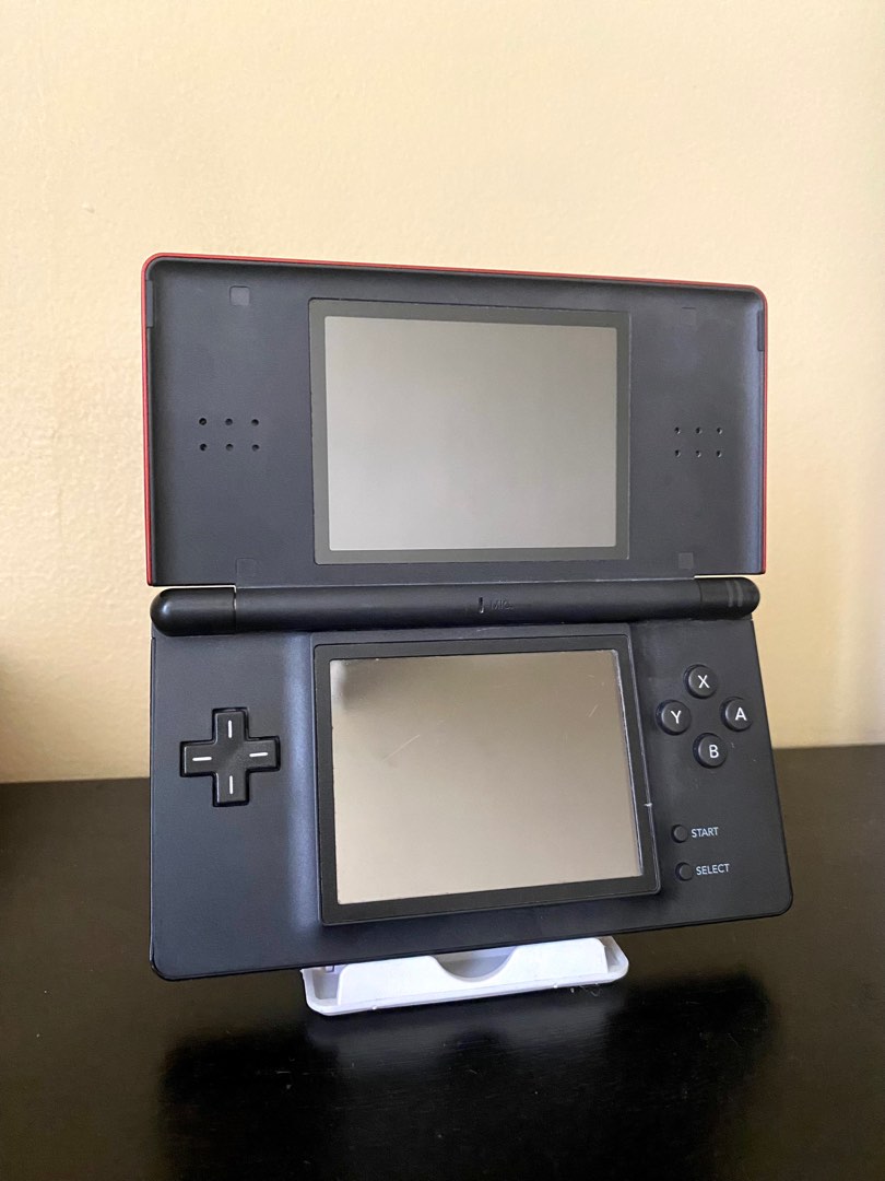 Crimson / Black Nintendo DS Lite, Video Gaming, Video Game Consoles ...