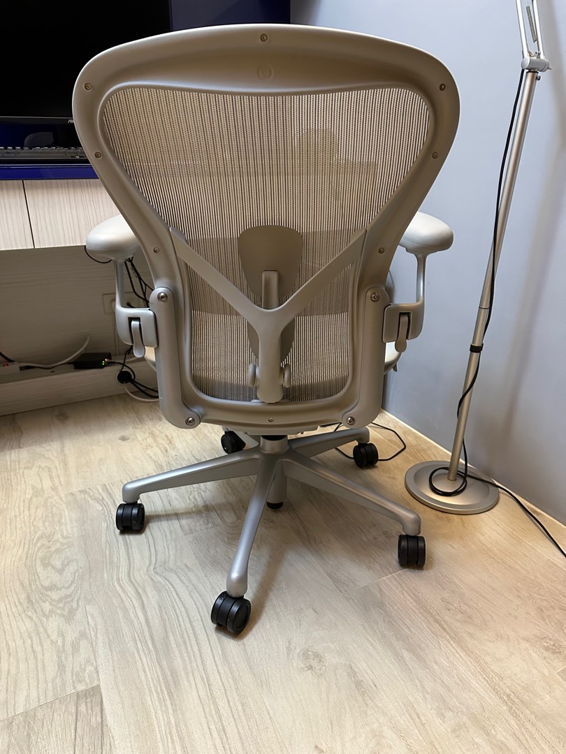Herman Miller Aeron 2.0, 家具及居家用品, 家具, 椅子在旋轉拍賣