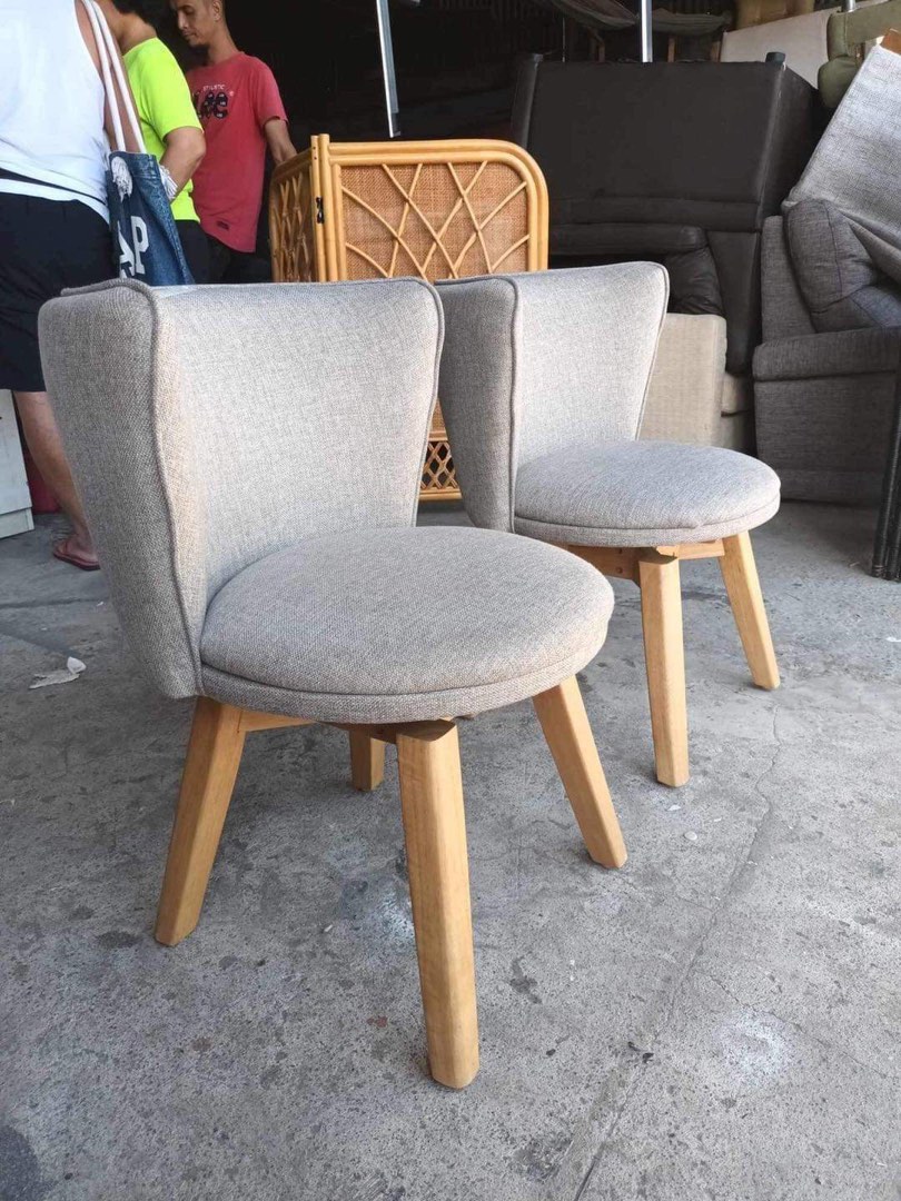 Modern swivel chair 17L x 21W x 16H inches 27 inches sandalan height ...
