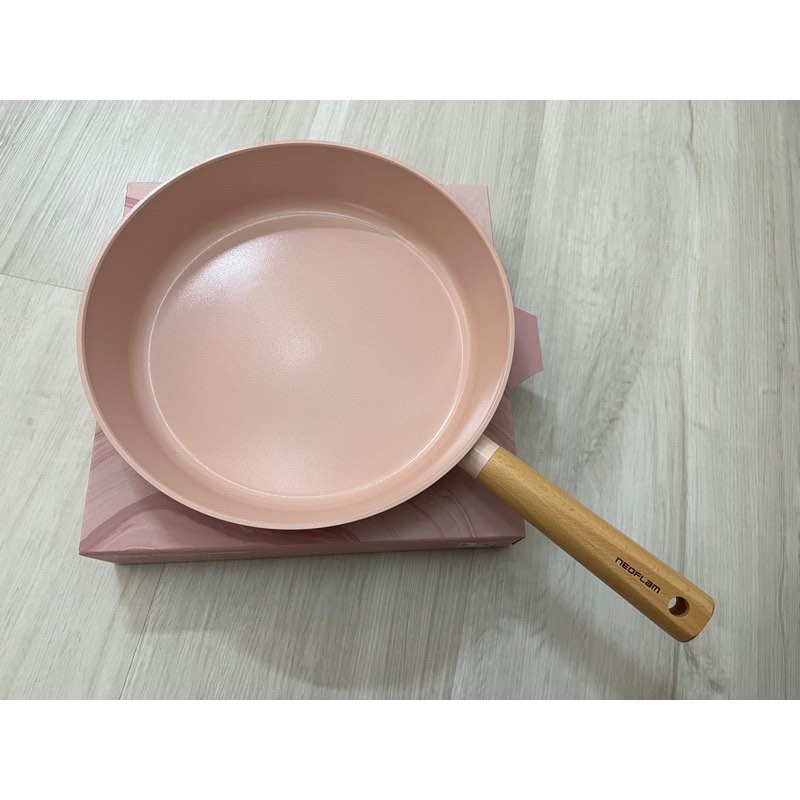 Neoflam陶瓷不沾鍋28cm/電磁爐.明火通用/Blossom系列.牛排煎餅煎蛋煎鍋, 電視及其他電器 , 廚房用品, 燒烤爐及火鍋鍋具在旋轉拍賣