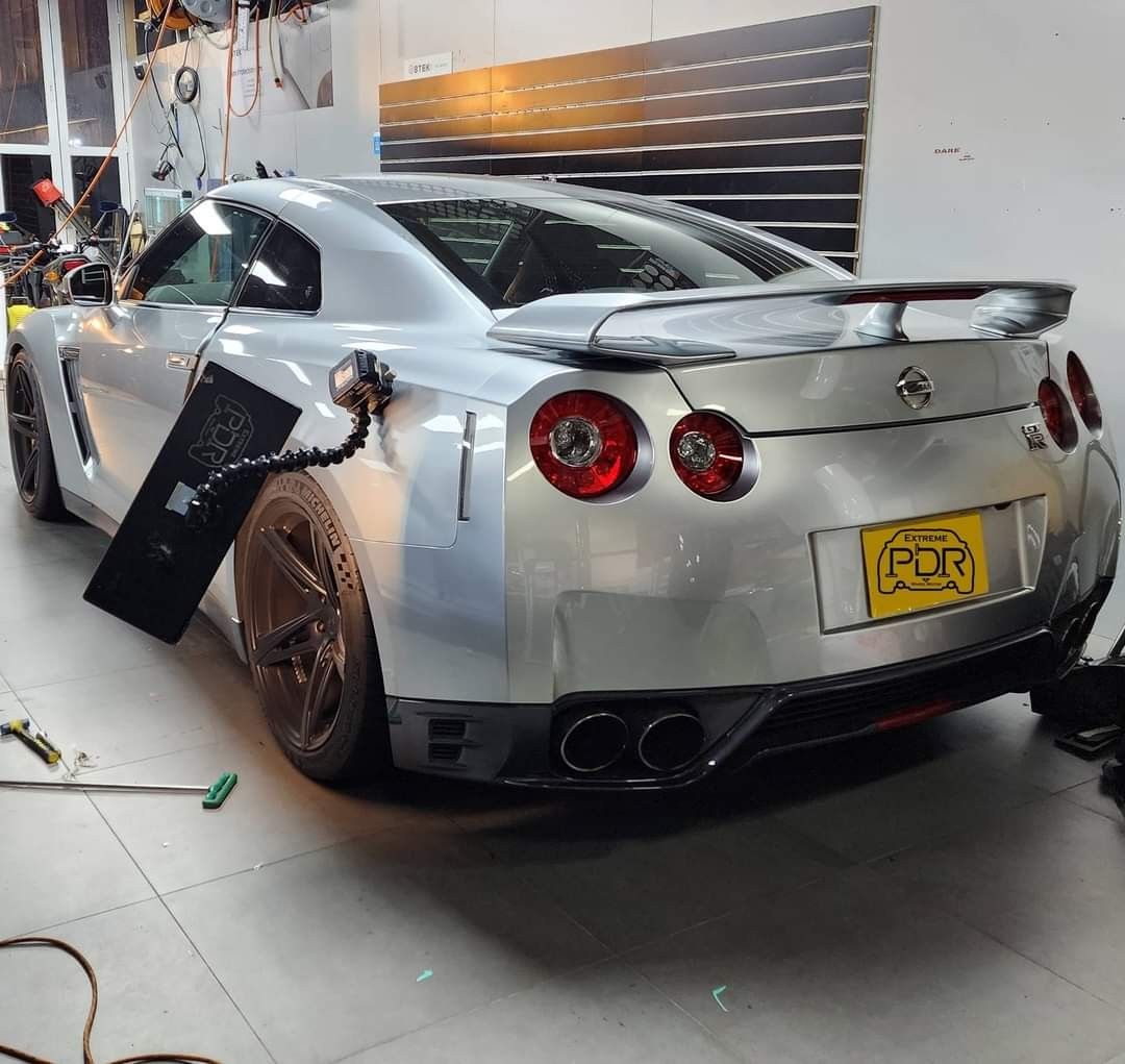 NISSAN GTR R35 後沙板 免噴油 車門撞凹 凹痕維修 凹痕修復 凹痕還原 車身凹痕 車身維修 開門L PDR DENT 汽車 ...