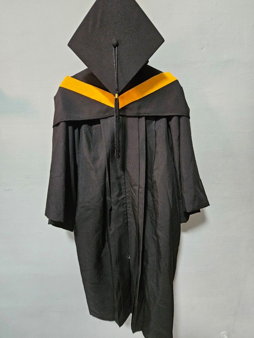 SMU SCIS Graduation Gown Rental (Full Set), Men's Fashion, Coats ...