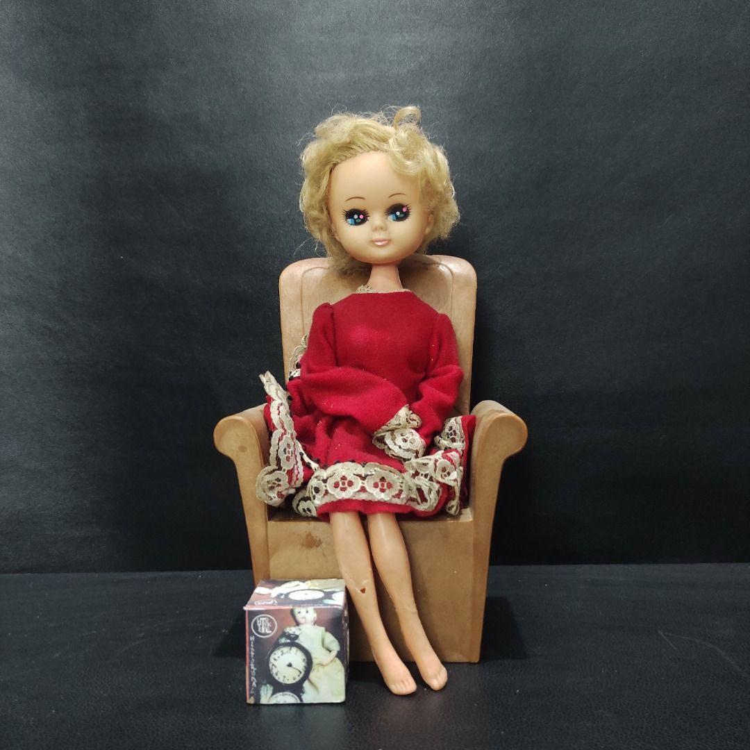 Vintage Doll Sit On The Chair, Toys & Collectibles, Mainan di Carousell