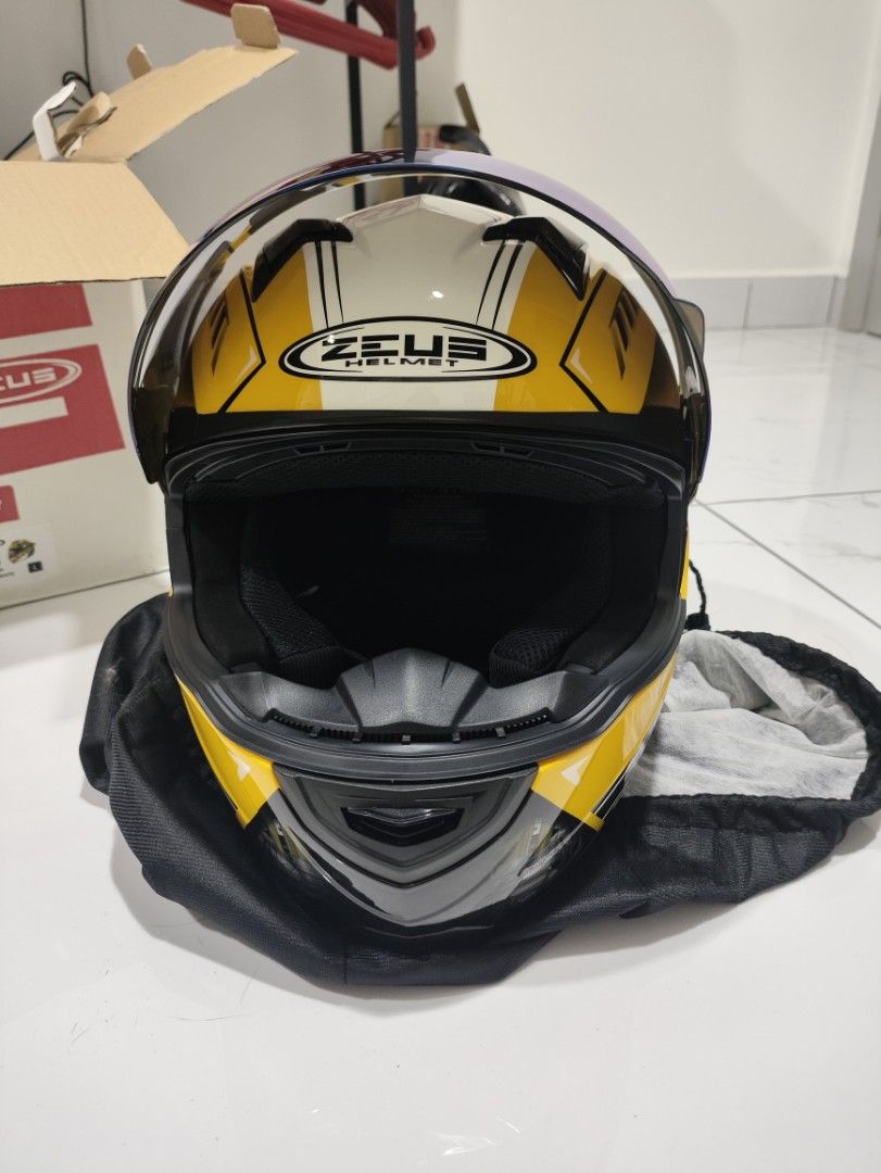 ZEUS ZS811 YELLOW WHITE FULL FACE HELMET, Motorbikes on Carousell