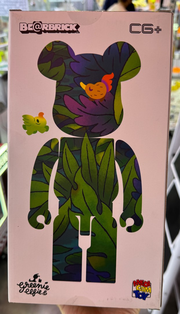 [實體店]泰國限定！小飛象 bearbrick 400% elfie green, 興趣及遊戲, 玩具 & 遊戲類 - Carousell