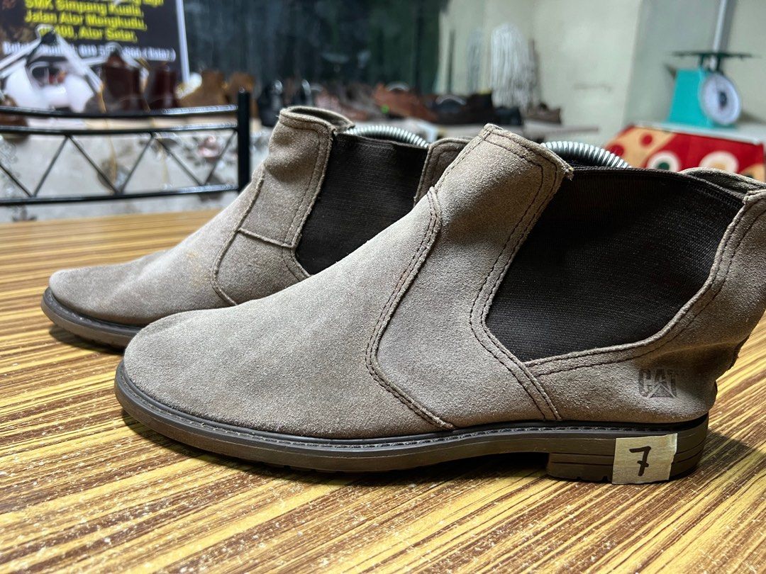 Caterpillar chelsea boot 7uk, Men's Fashion, Footwear, Boots on Carousell