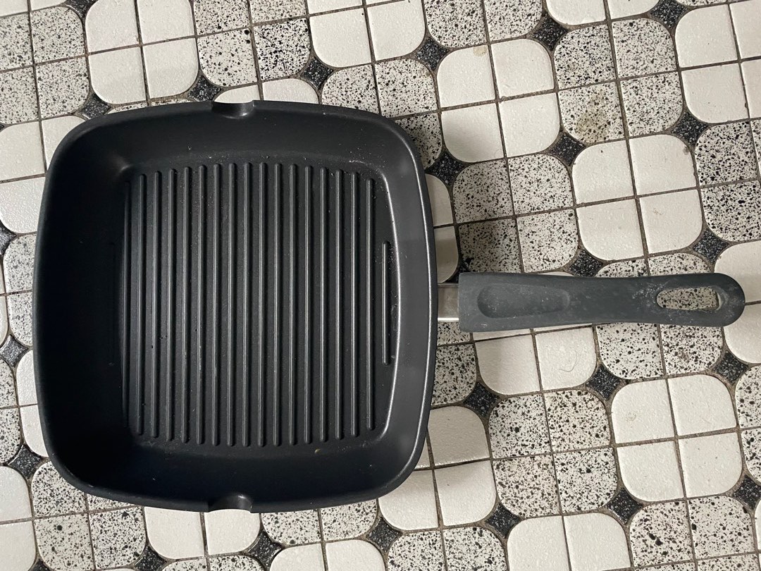 Frying Pan with Grill Marks, TV & Home Appliances, Kitchen Appliances ...
