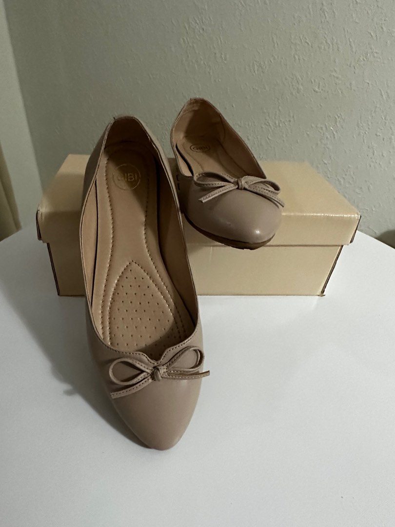 Gibi Shoes, Women's Fashion, Footwear, Flats & Sandals on Carousell