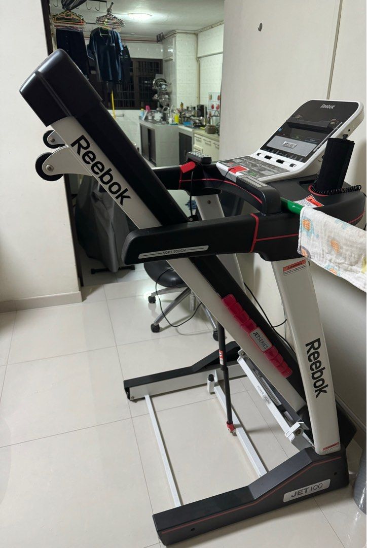 跑步机！Reebok Jet 100 Treadmill w/Bluetooth, Sports Equipment, Exercise ...