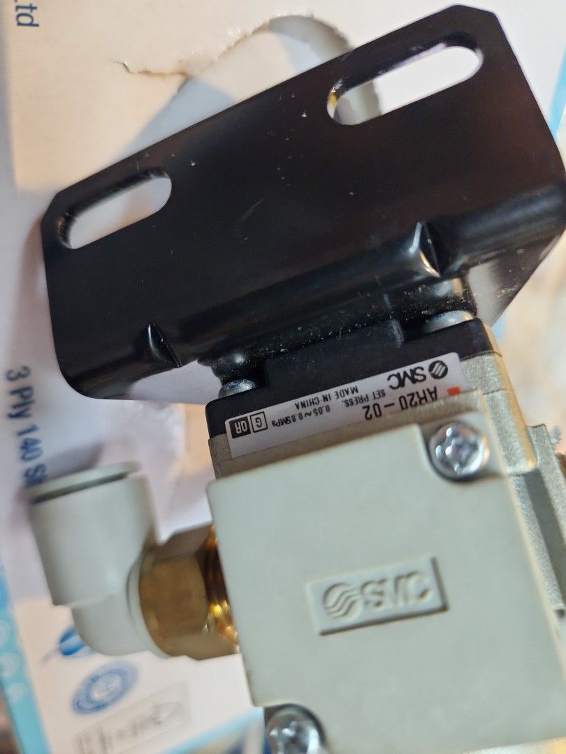 SMC REGULATOR AR20-02, 0.05-0.85 MPa, comes with brackets and fittings ...