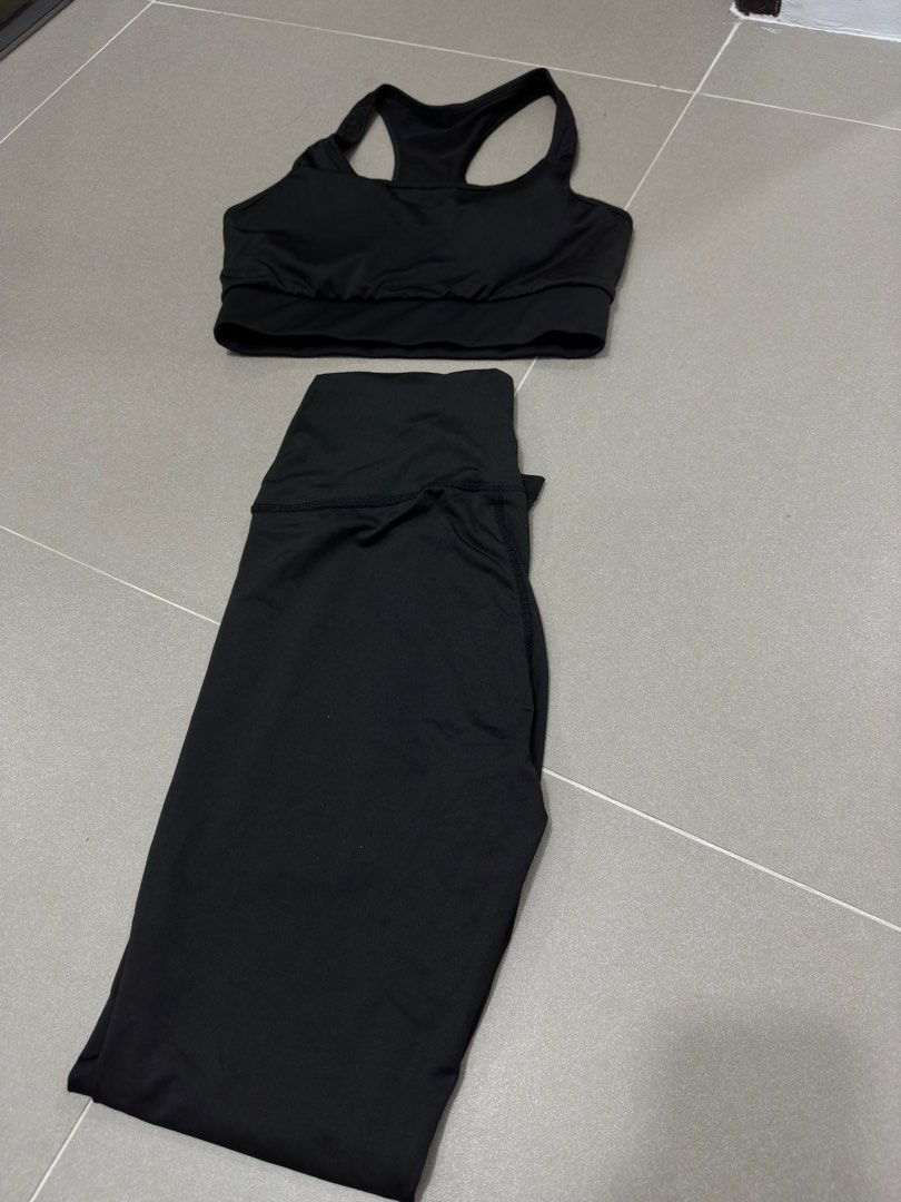 Active set, Women's Fashion, Activewear on Carousell