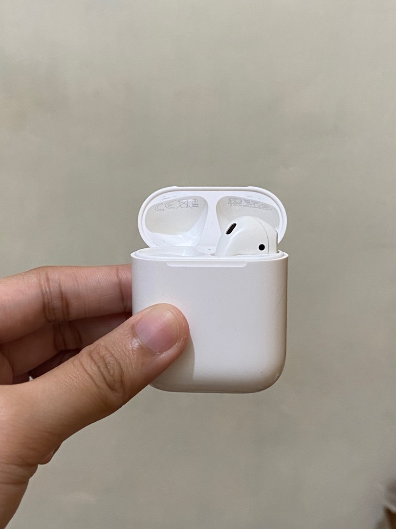 Airpods 2nd Gen (Right Pod and Case ONLY), Audio, Earphones on Carousell