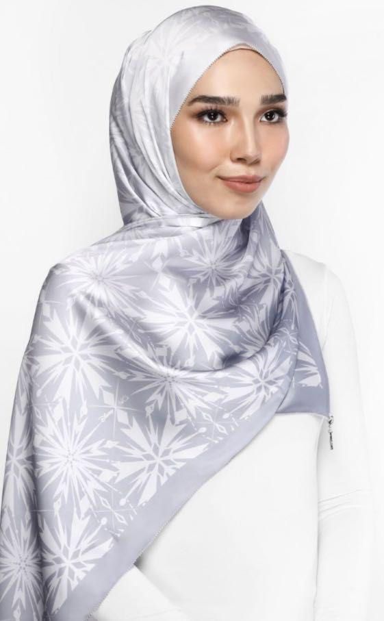 Duck frozen shawl in wind, Women's Fashion, Muslimah Fashion, Hijabs on ...