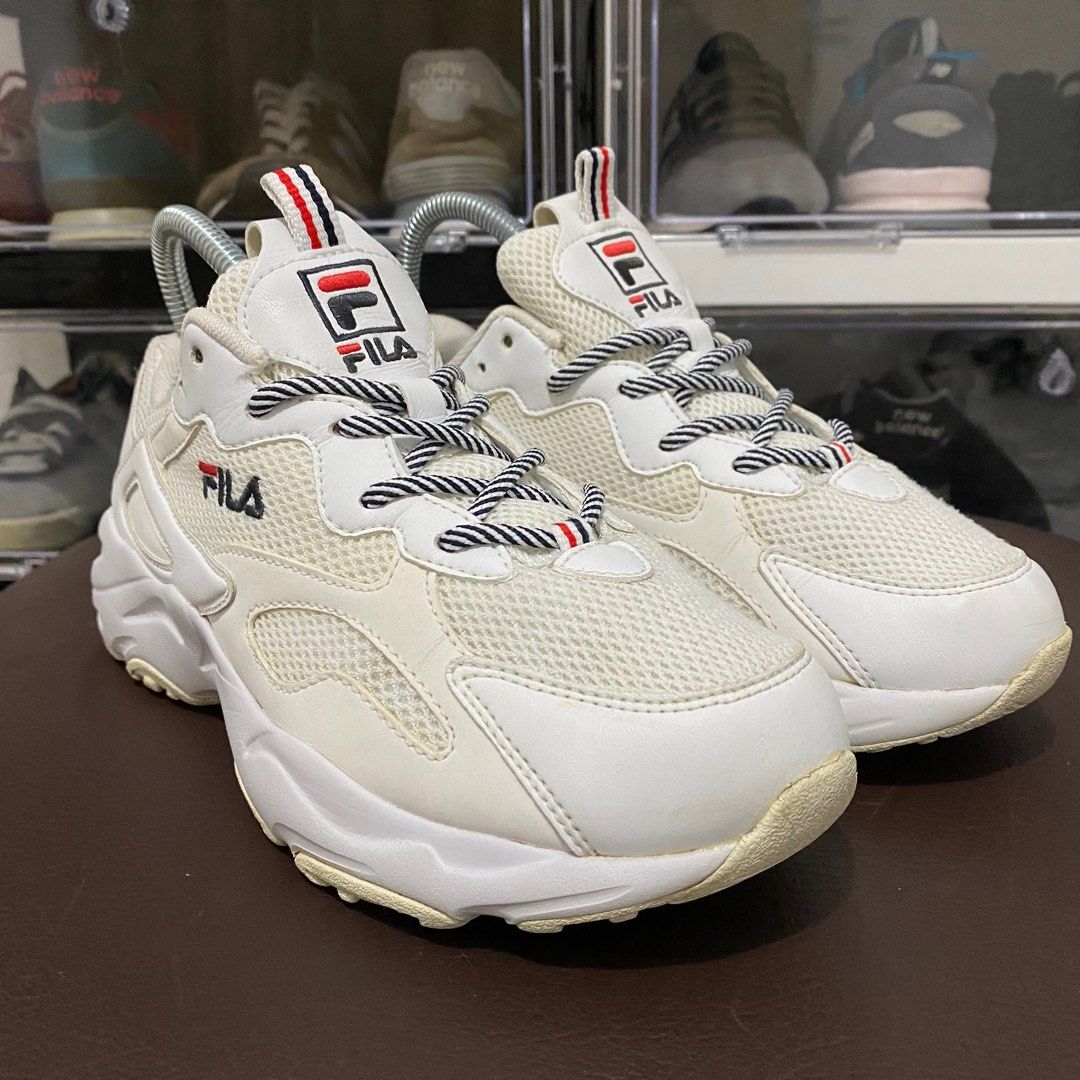 FILA Tracer Chunky Sneaker White, Fesyen Wanita, Sepatu di Carousell
