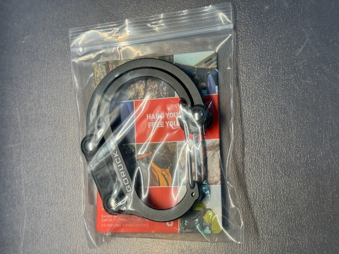 全新現貨‼️ Goruck Logo Heroclip, 興趣及遊戲, 旅行, 旅遊 - 旅行必需品及用品 - Carousell