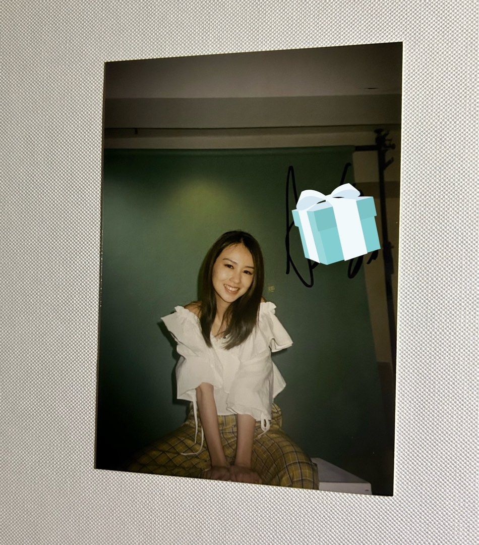 前HOTCHA 成員 張紋嘉 Crystal 簽名相, 興趣及遊戲, 收藏品及紀念品, 明星周邊 - Carousell