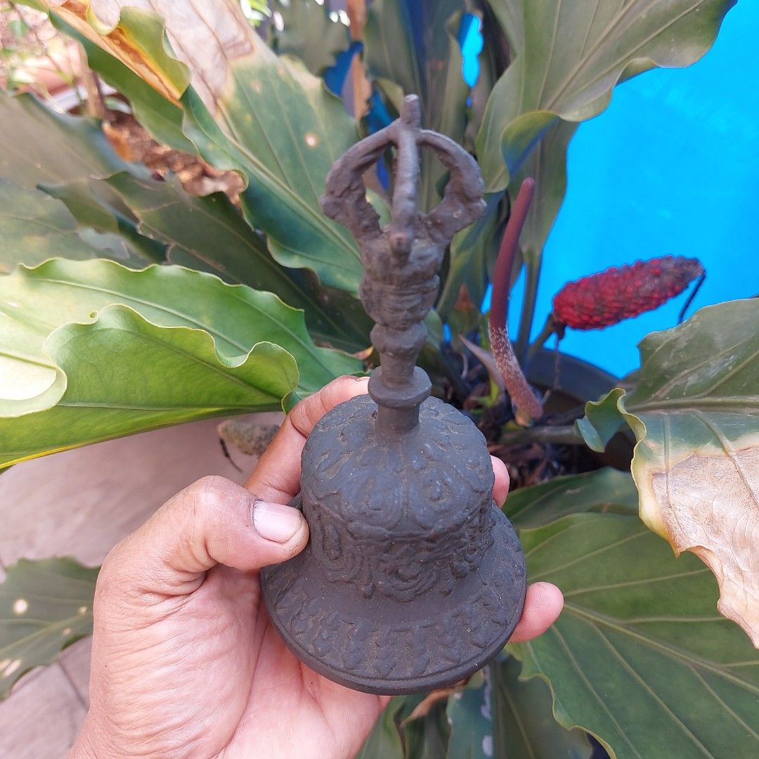 Lonceng tibet antik dari perunggu, Antik, Pajangan di Carousell