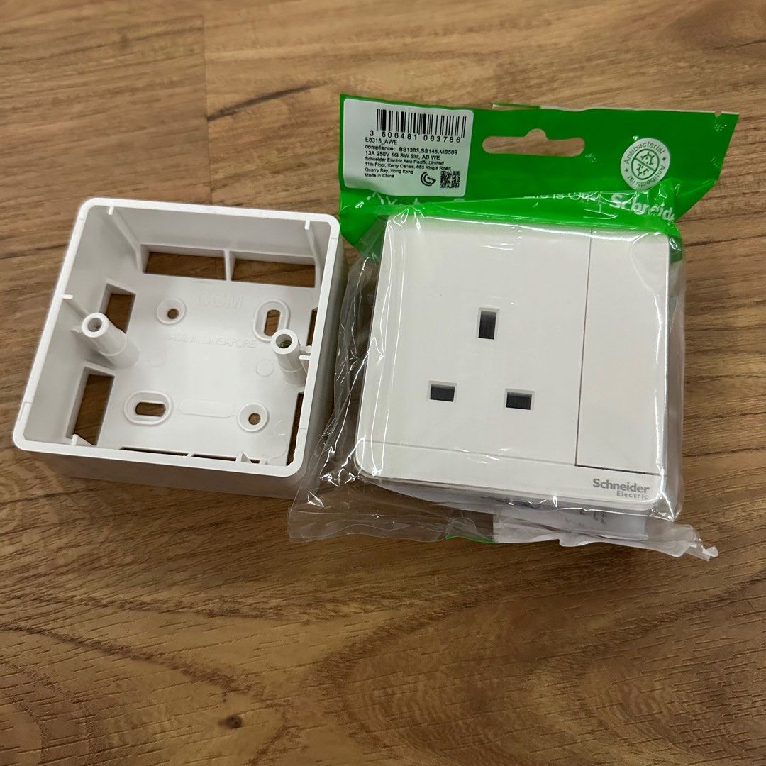 Schneider AvatarOn 1G 13A SSO Switched Socket Outlet White, TV & Home ...