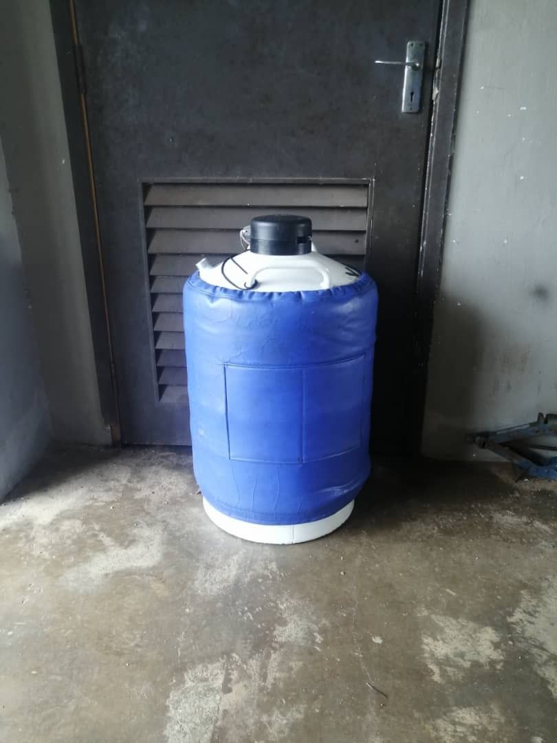 Tong Gas Nitrogen, Furniture & Home Living, Kitchenware & Tableware ...