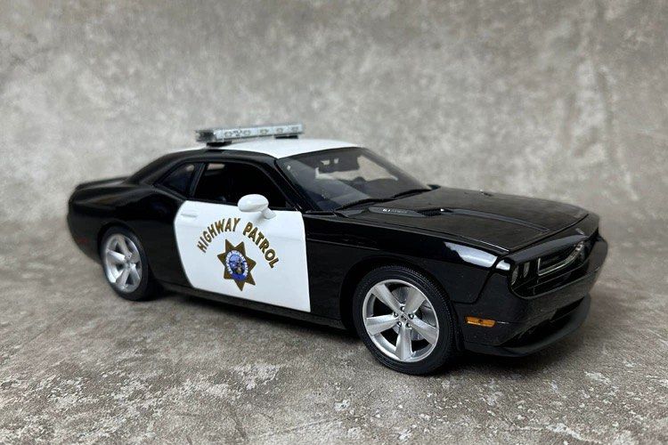 1/18 ACME Dodge Challenger SRT8 California Highway Patrol (full opening ...