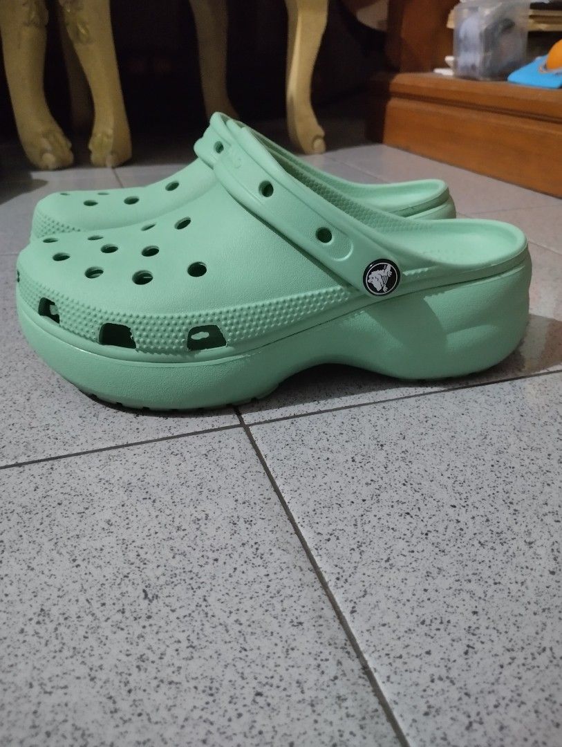 Crocs classic platform clog jade stone, Fesyen Wanita, Sepatu di Carousell