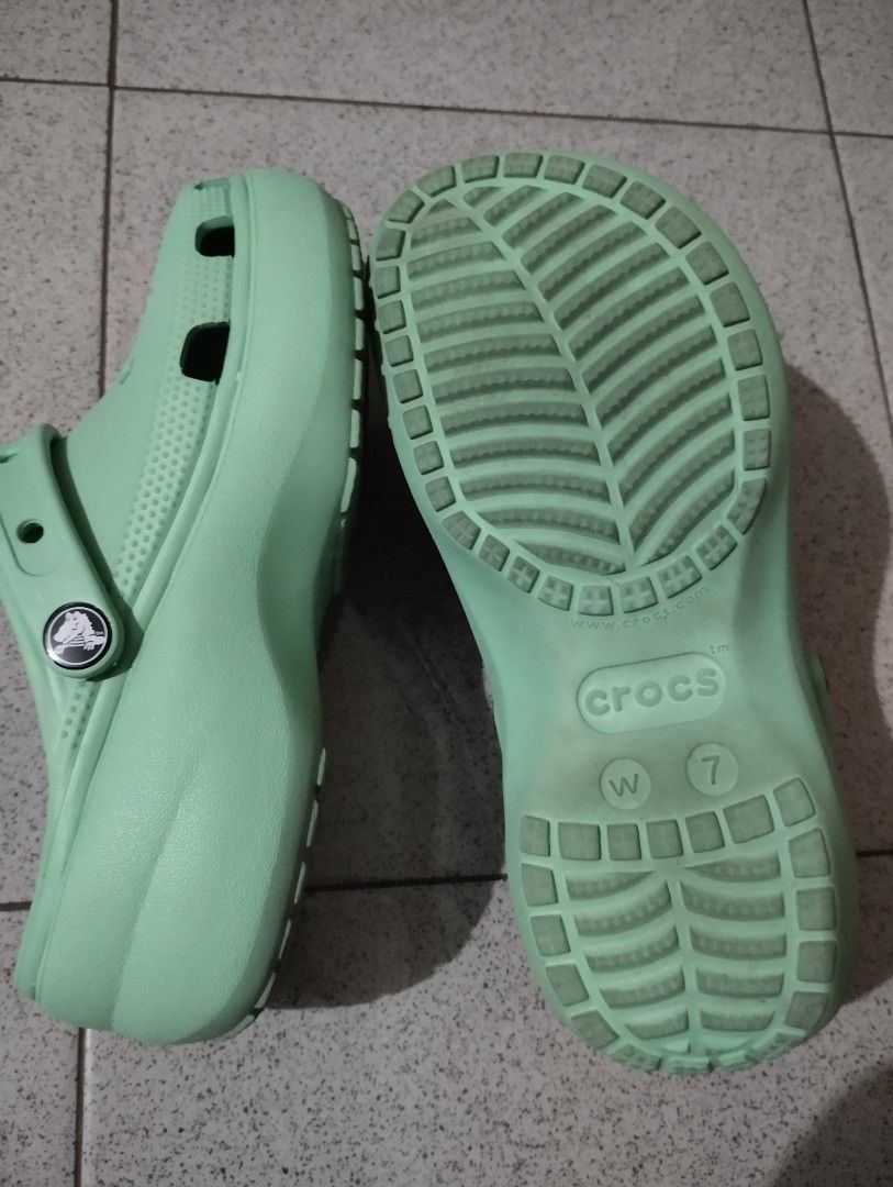 Crocs classic platform clog jade stone, Fesyen Wanita, Sepatu di Carousell