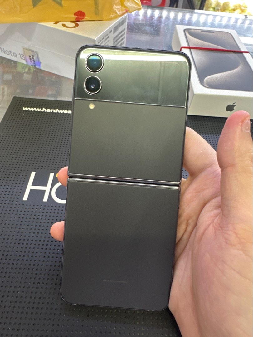 Galaxy Z Flip 4 Graphite 256GB, Mobile Phones & Gadgets, Mobile Phones ...
