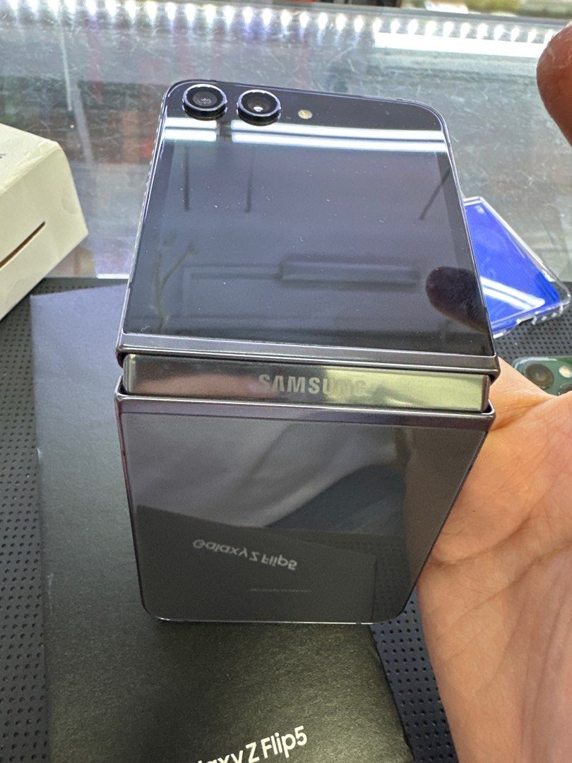 Galaxy Z Flip 5 Graphite 256GB, Mobile Phones & Gadgets, Mobile Phones ...