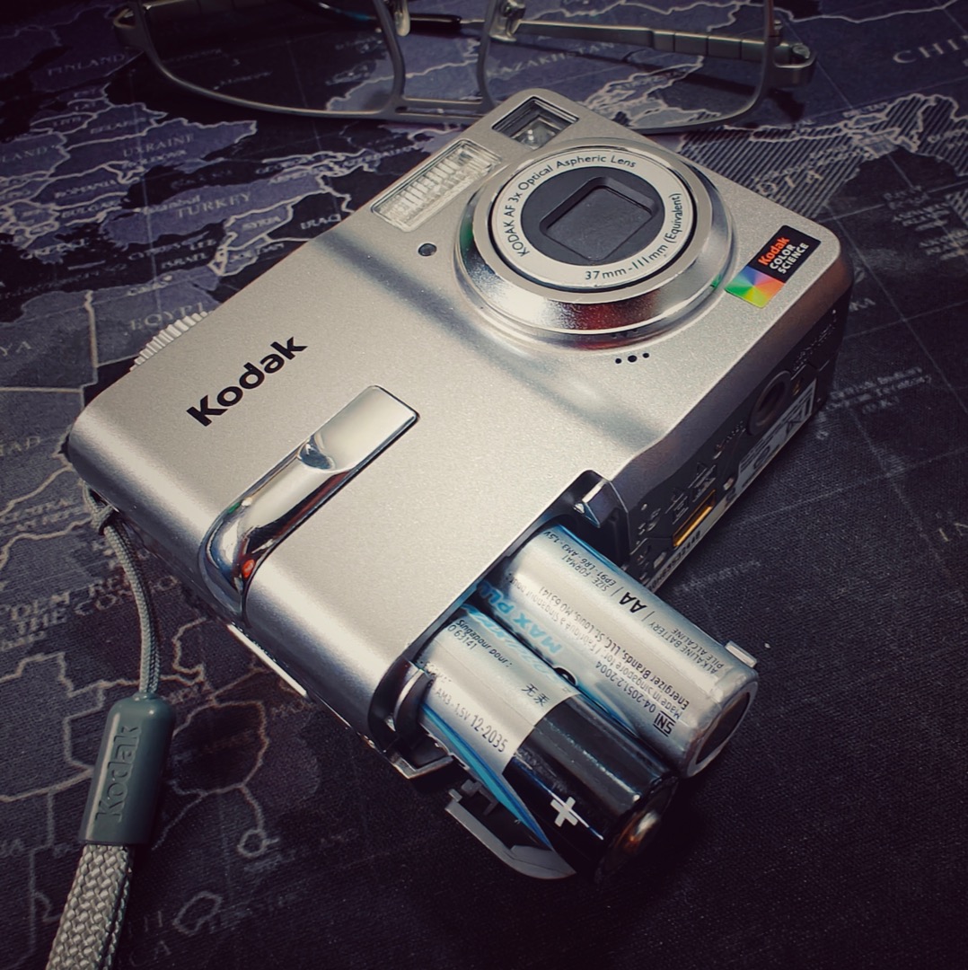 Kodak easyshare c743 (CCD) made in 2006, Photography, Cameras on Carousell