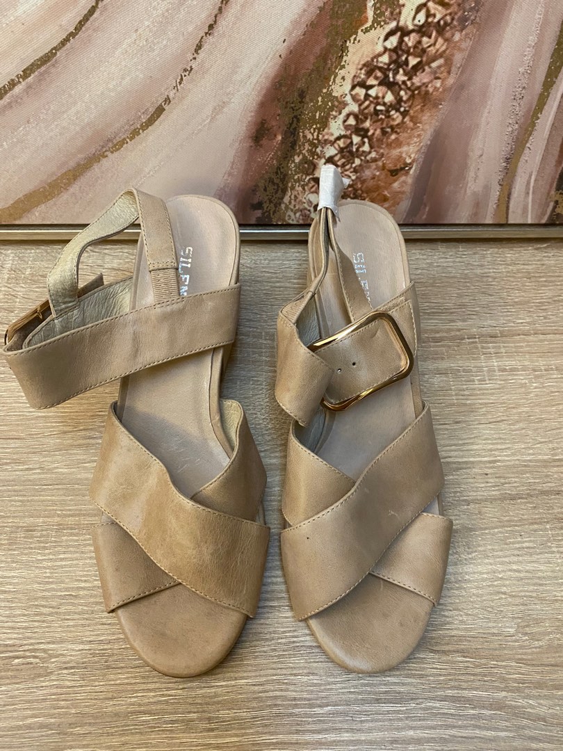 Light brown heeled sandals, Women's Fashion, Footwear, Heels on Carousell