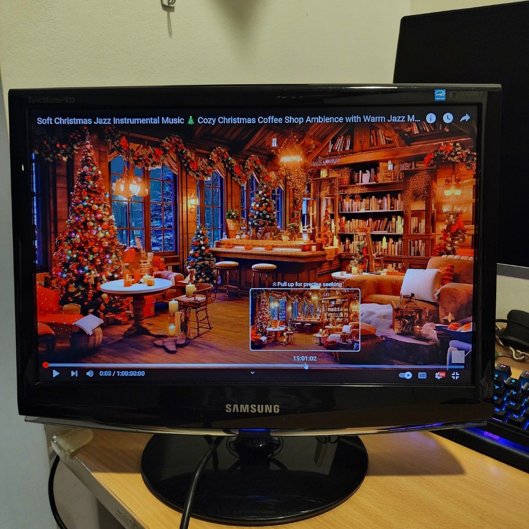 Samsung 19-Inch Monitor Bundle in Great Condition - Includes HDMI Cable ...