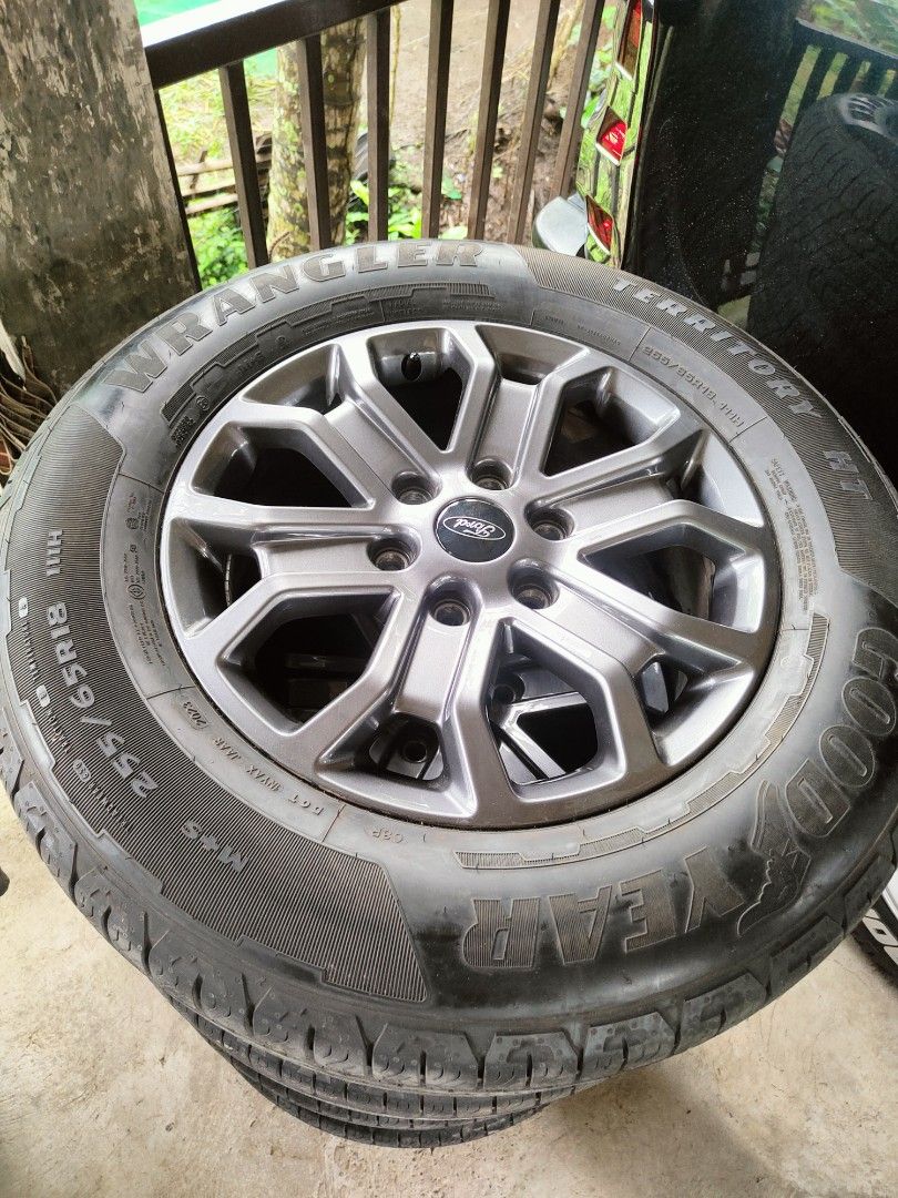 2023 Ford ranger wildtrak mags and tires 99%tire DOT23 Goodyear ...