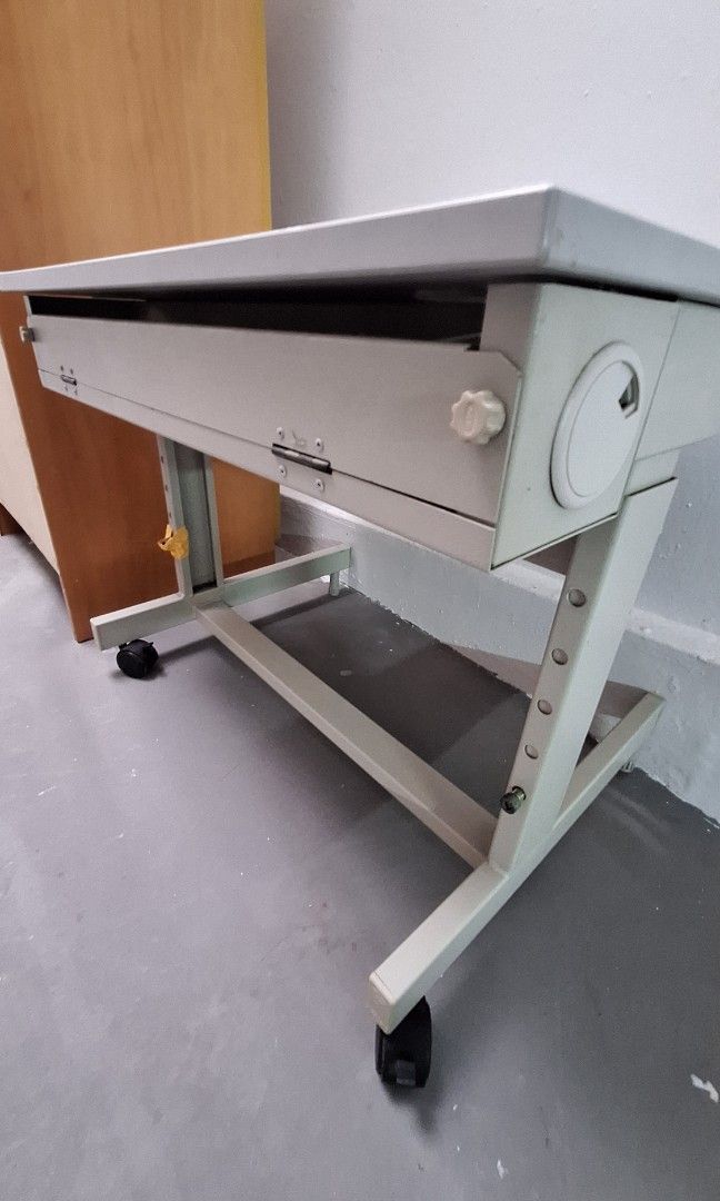 Adjustable Computer Table Height. Very sturdy and durable. Movable got ...