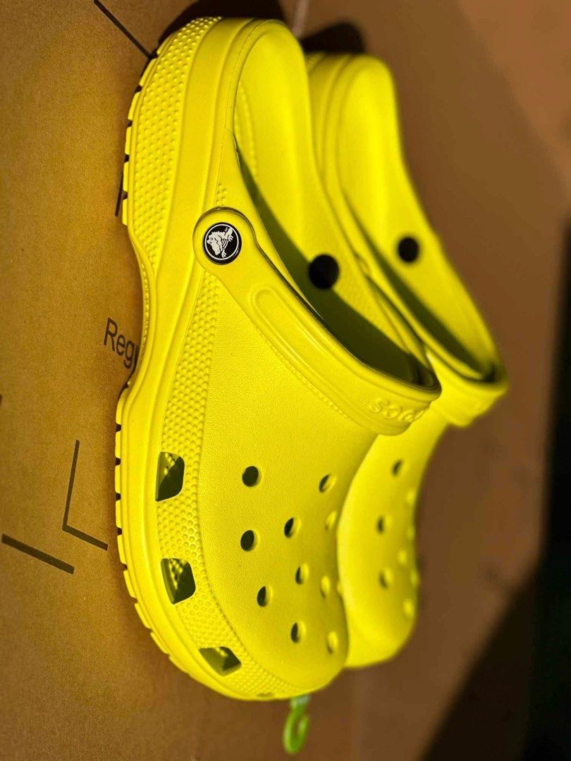 Crocs classic citrus, Women's Fashion, Footwear, Slippers and slides on ...