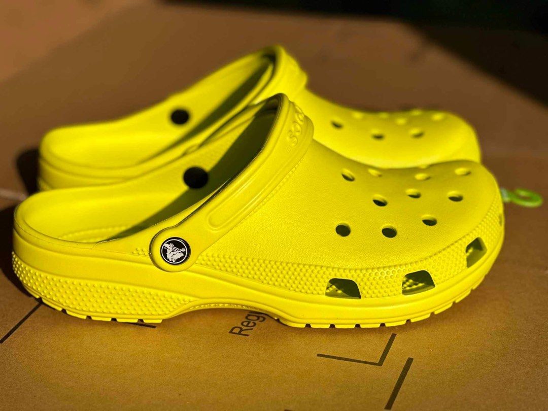 Crocs classic citrus, Women's Fashion, Footwear, Slippers and slides on ...