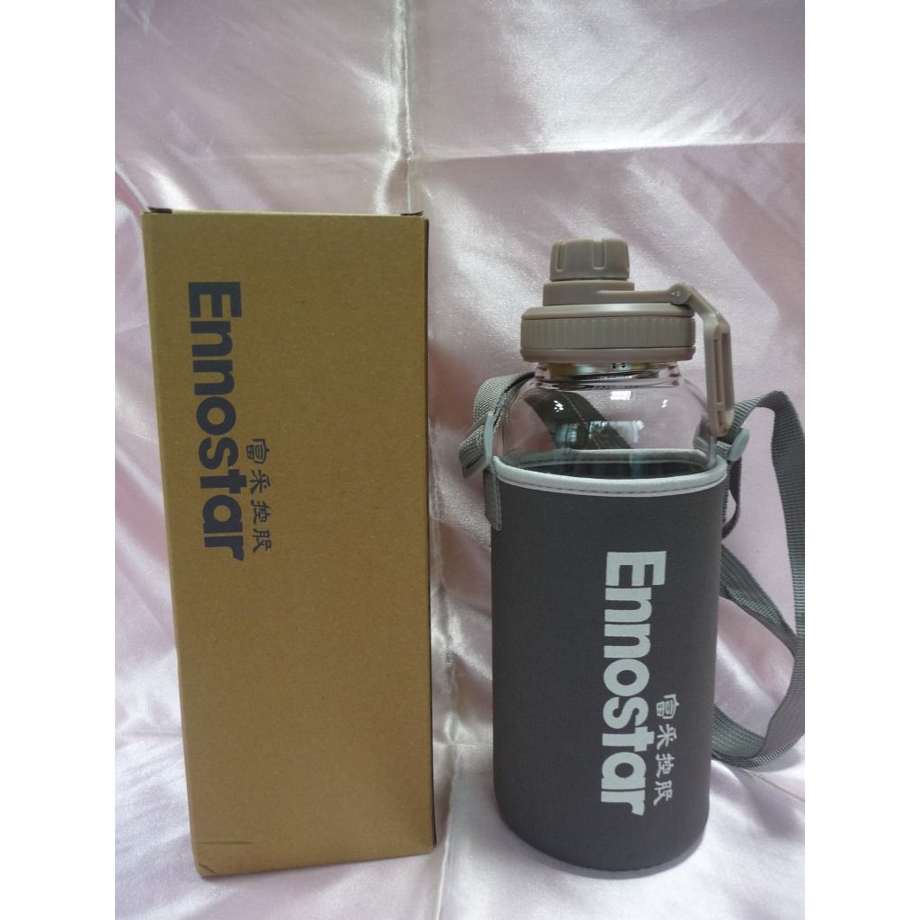 Ennostar 高硼硅玻璃瓶 1000ml 「附布套+ 304不鏽鋼茶漏」玻璃瓶 環保杯 富采 股東會紀念品, 家具及居家用品, 廚具和餐具, 水杯、水壺在旋轉拍賣