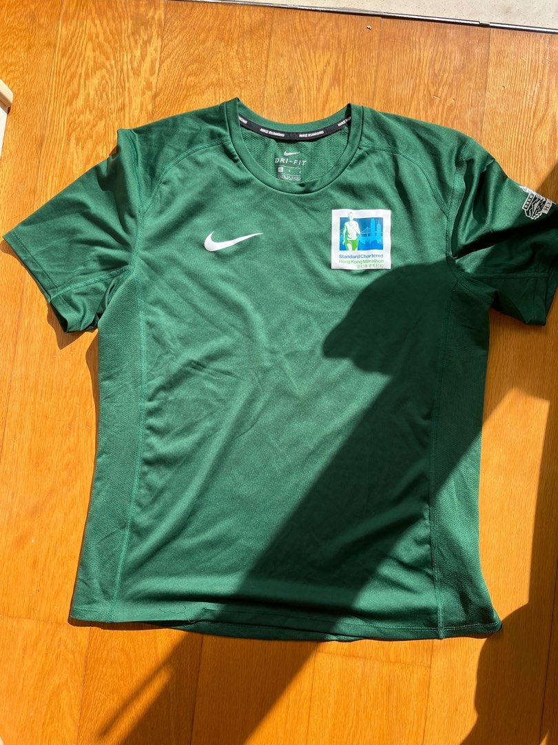 Nike standard chartered running tshirt dri fit, 男裝, 運動服裝 - Carousell