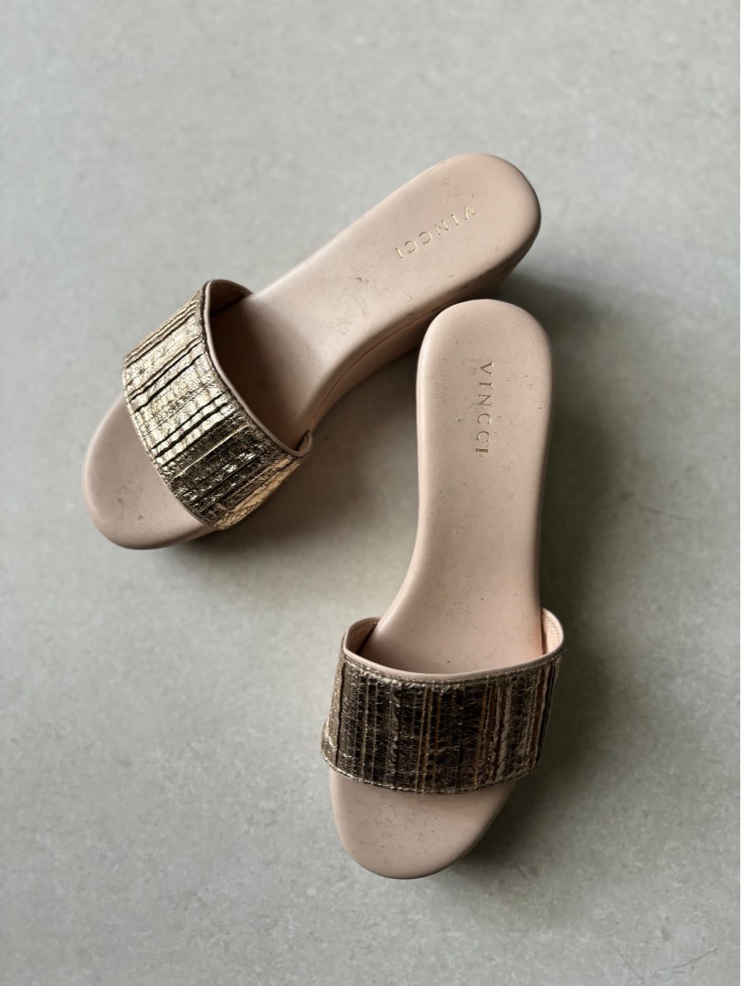 Vinccii wedgess, Women's Fashion, Footwear, Wedges on Carousell