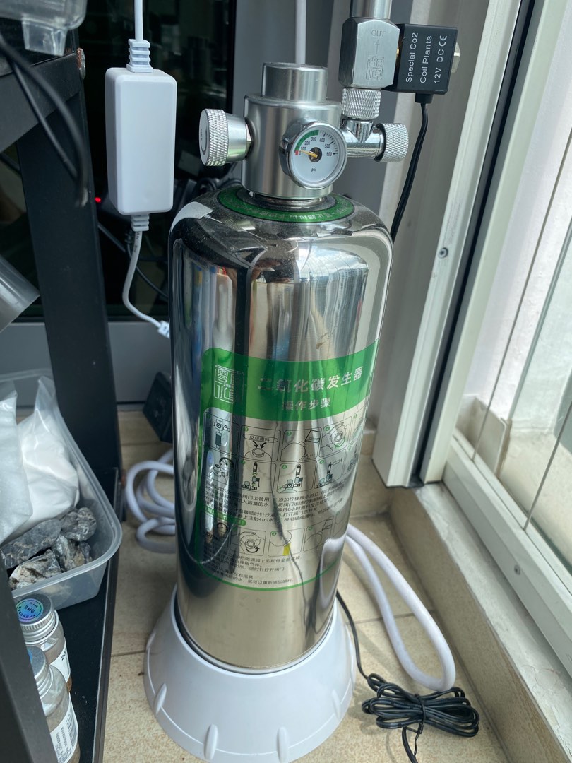 Beautiful 2l CO2 tank with solenoid - able to manually refill yourself ...