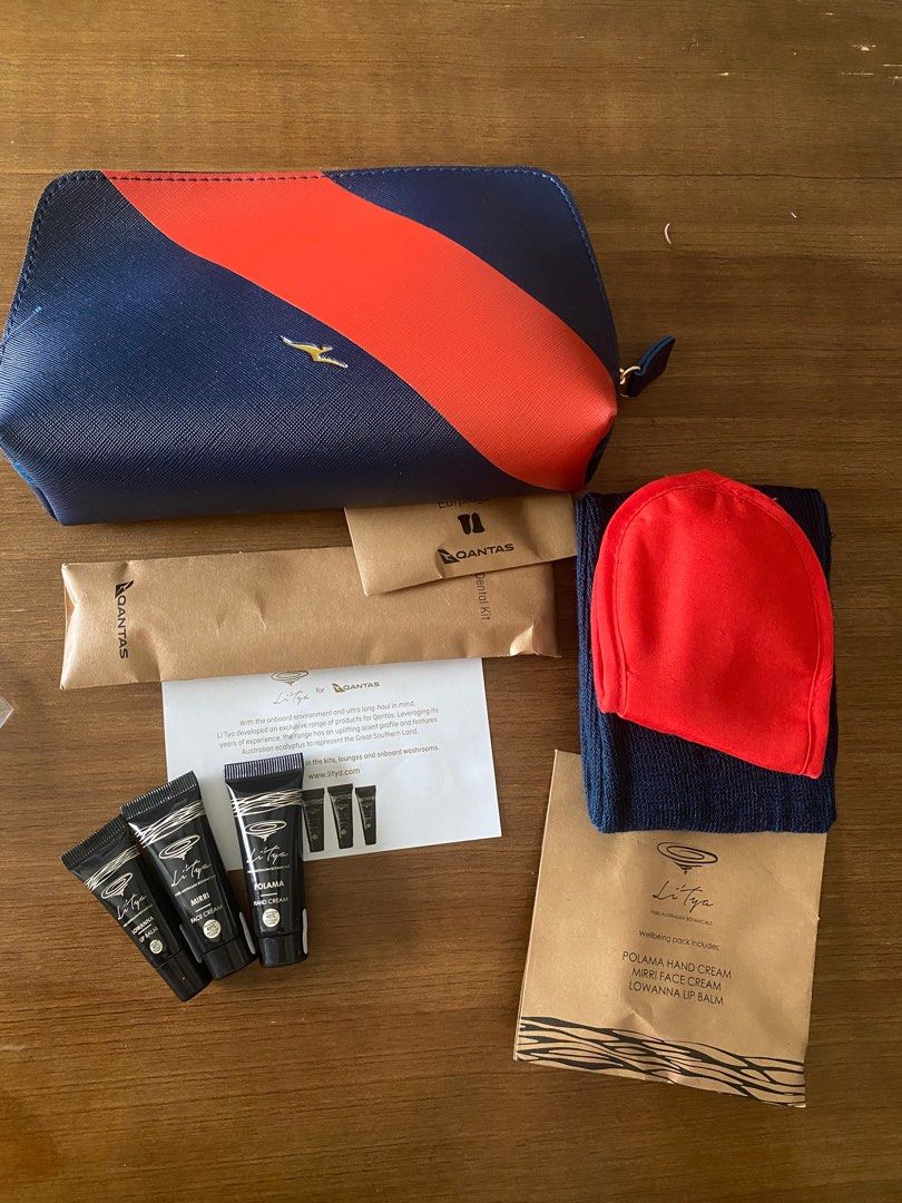 Business class amenity kit - SIA / SQ, Women's Fashion, Bags & Wallets ...