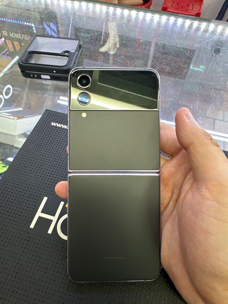 Galaxy Z Flip 4 Graphite 256GB, Mobile Phones & Gadgets, Mobile Phones ...