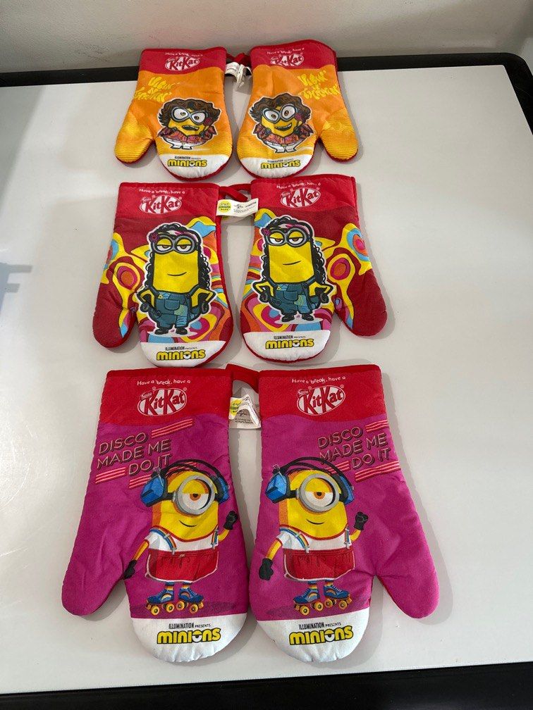 Kit Kat Kitchen Minion Stove Gloves, Furniture & Home Living, Bathroom ...