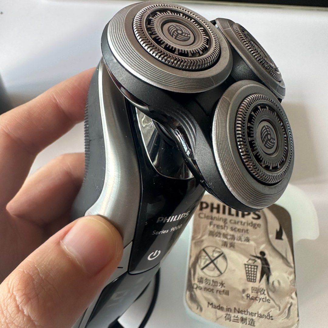 Philips 9000 shaver, Beauty & Personal Care, Men's Grooming on Carousell
