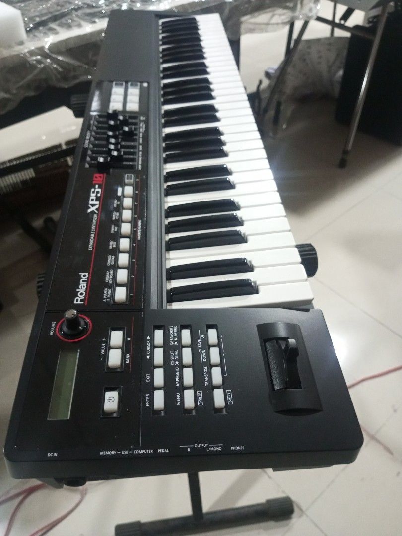 ROLAND XPS 10 expandable synthesizer, Musik & Media, Alat di Carousell