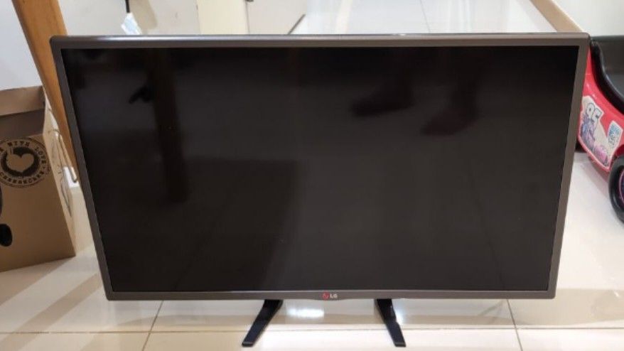 LG 32" TV/Screen (with stand), Computers & Tech, Parts & Accessories, Monitor Screens on Carousell