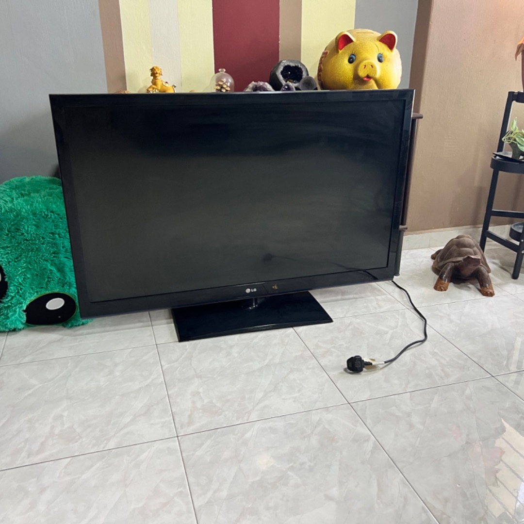 LG 46 Inch Flatscreen Tv, TV & Home Appliances, TV & Entertainment, TV on Carousell