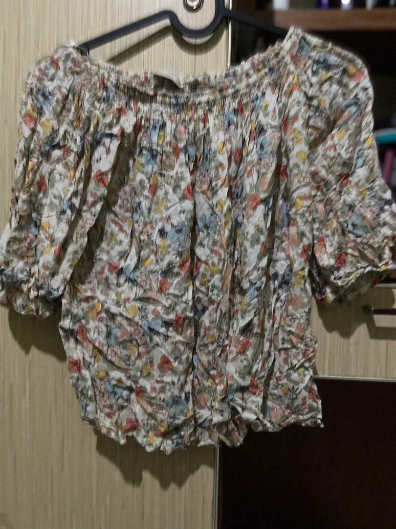 Pull & Bear Sabrina Top, Fesyen Wanita, Pakaian Wanita, Atasan di Carousell